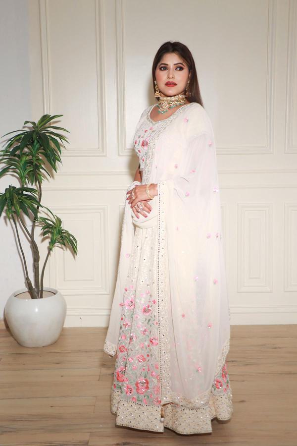 Off-White & Peach Off-White Floral Embroidered Lehenga by HER CLOSET ...